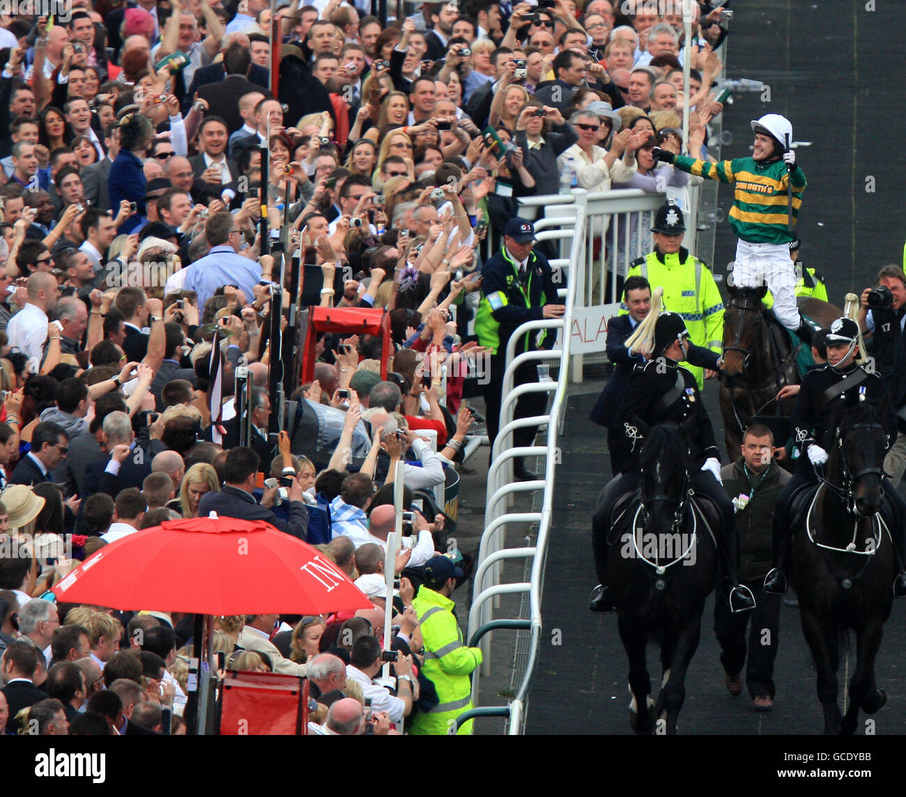 Jockey Tony McCoy feiert vor den Massen danach Gewinnen Sie die John ...