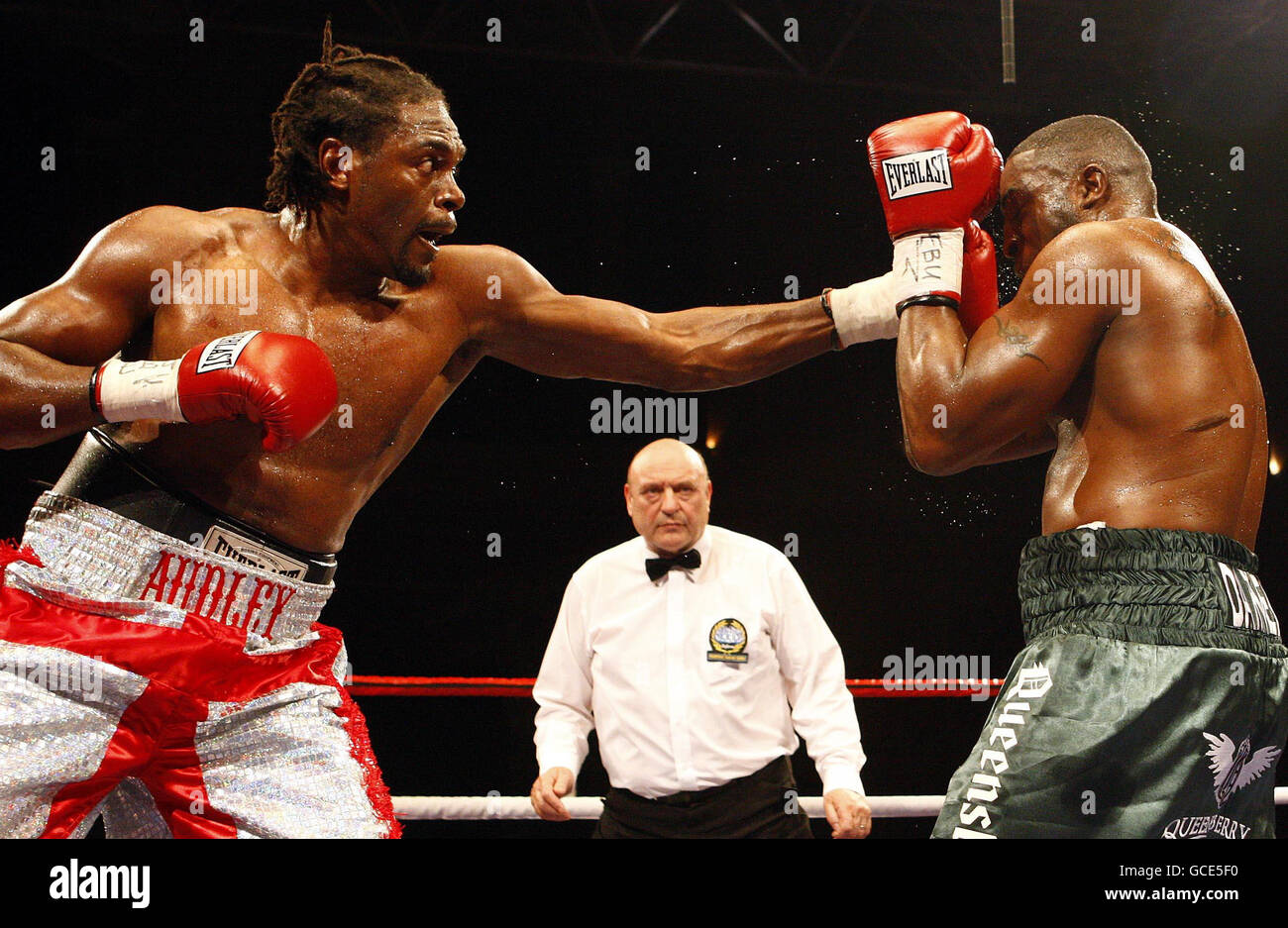 Boxen london aktion links jab handschuhe mangms -Fotos und -Bildmaterial in hoher Auflösung – Alamy