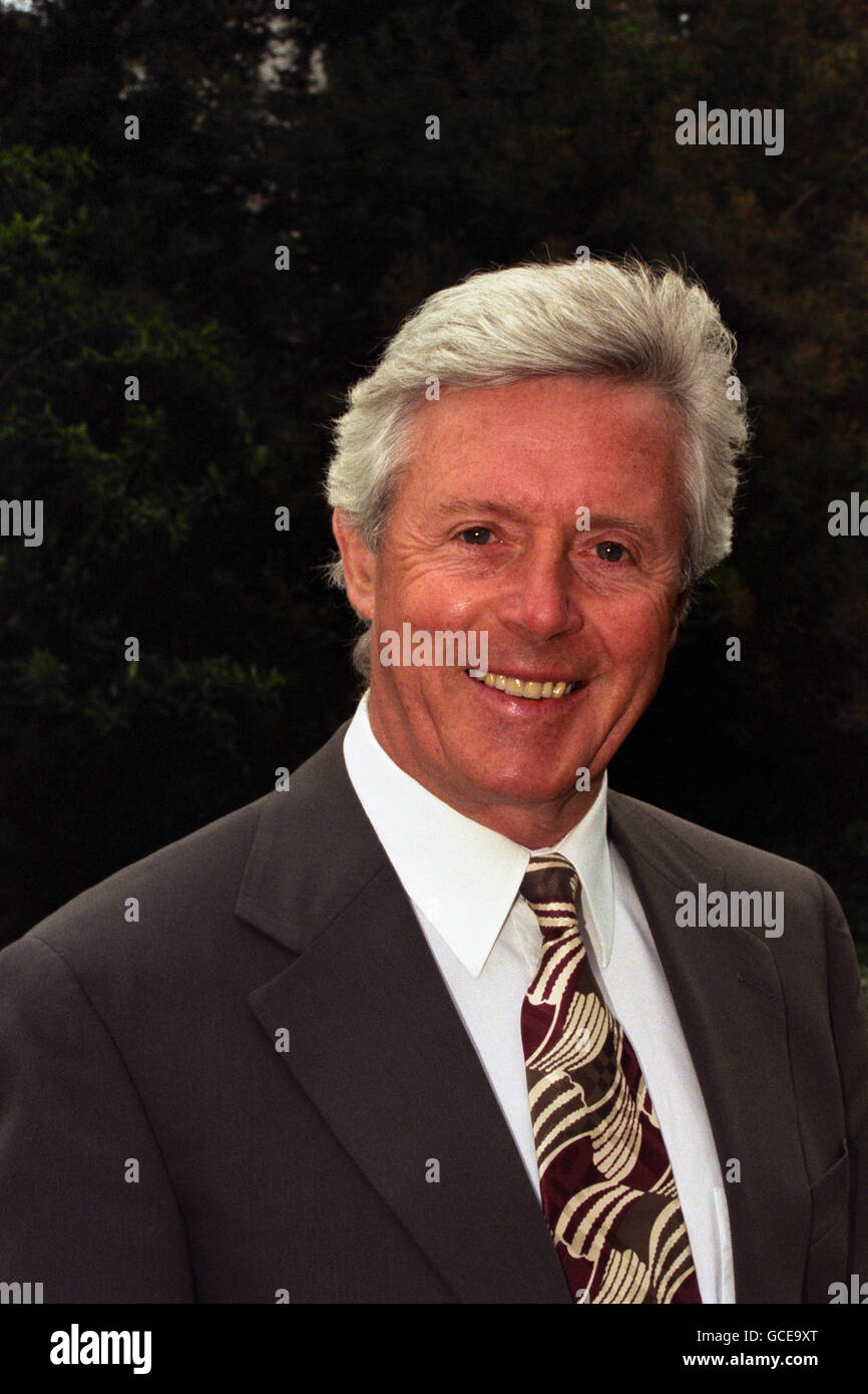 Michael aspel tv presenter -Fotos und -Bildmaterial in hoher Auflösung ...