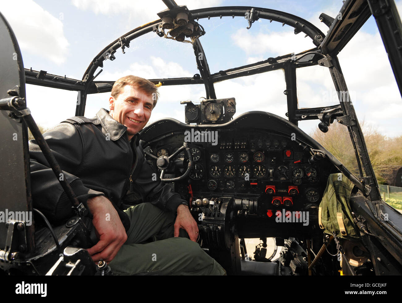 Pilot Flt LT Ed Straw sitzt im Cockpit des Zweiten Weltkriegs Avro ...