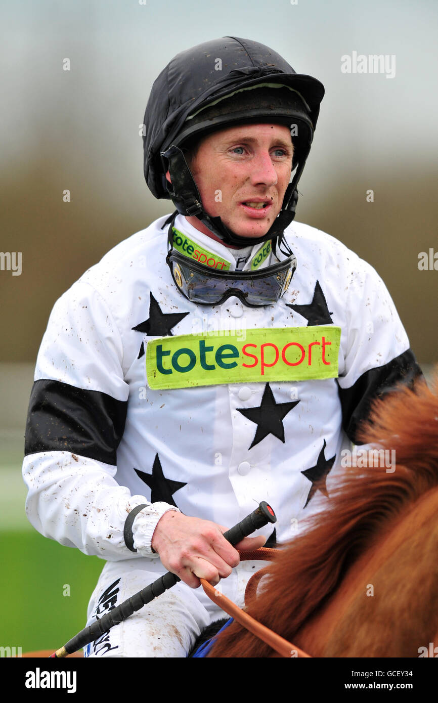 Jockey Paul Hanagan auf Royal Straight nach dem totesuper7 Handicap ...
