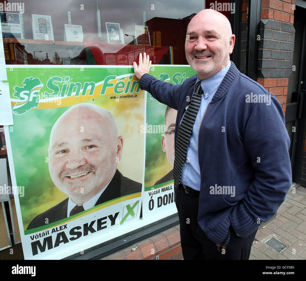 Alex Maskey aus Sinn Fein mit einem seiner Wahlplakate im Süden von ...