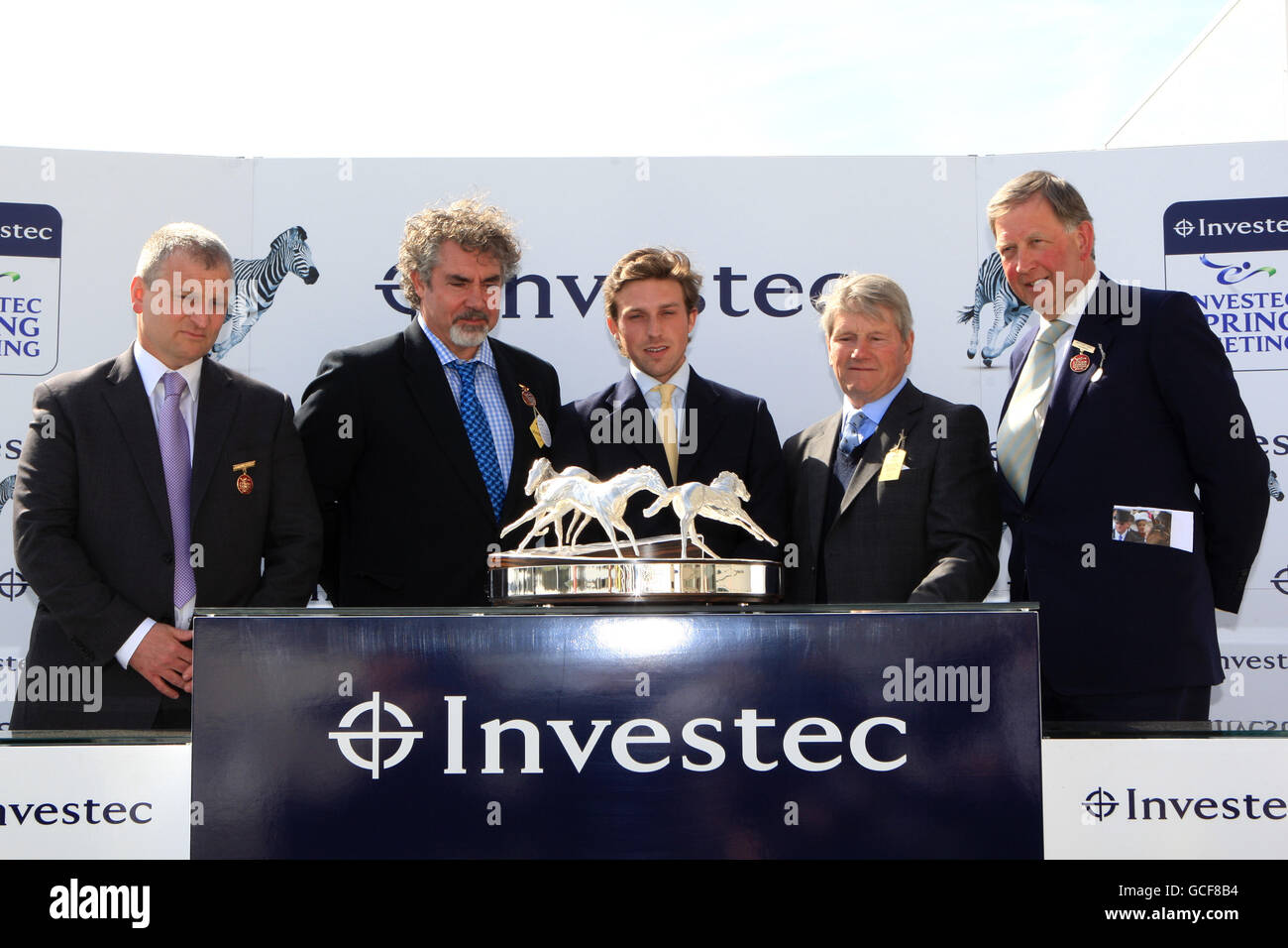 L-R: Geschäftsführer Rupert Trevelyan, Raymond van Niekerk, Trophy ...