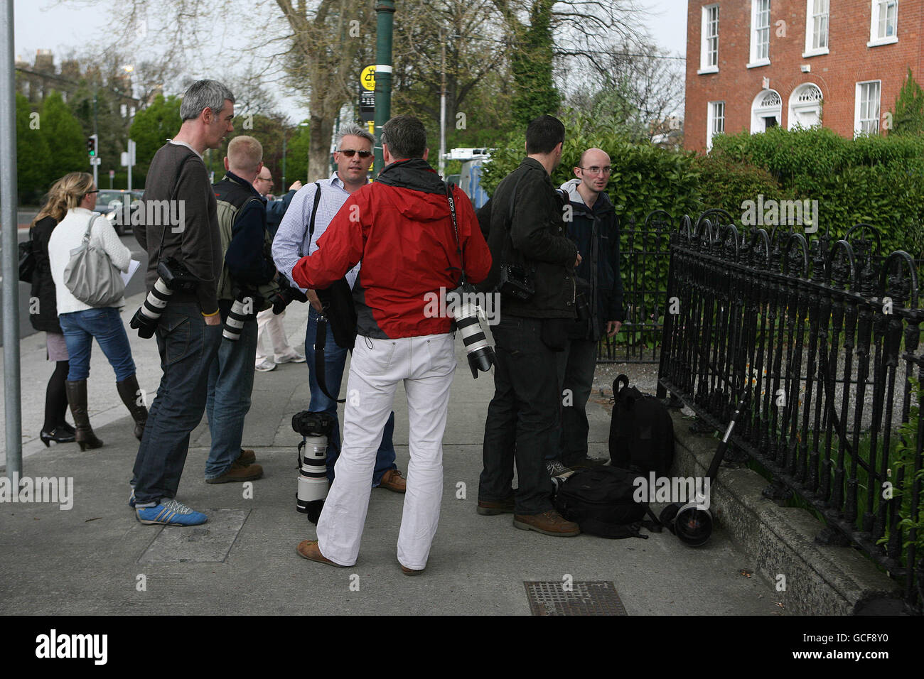 Presse und Fotografen versammeln sich vor dem Haus von ...