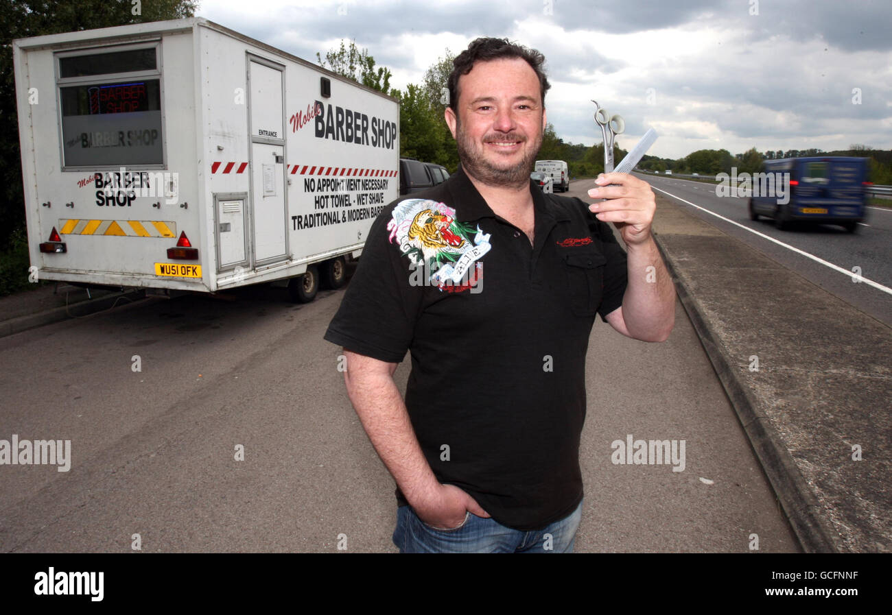 Barber Ben Martin, 38, aus Luton, Bedfordshire, steht vor seinem ...