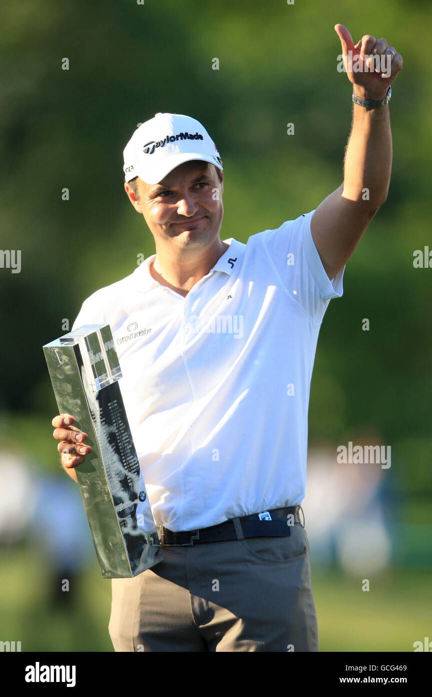 Simon khan feiert mit der bmw pga championship trophy -Fotos und ...