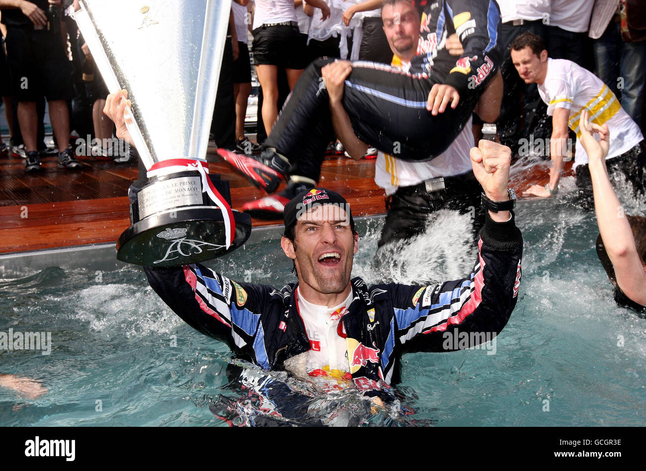 Mark Webber feiert seinen Sieg im Pool auf der Red Bull Energy Station ...