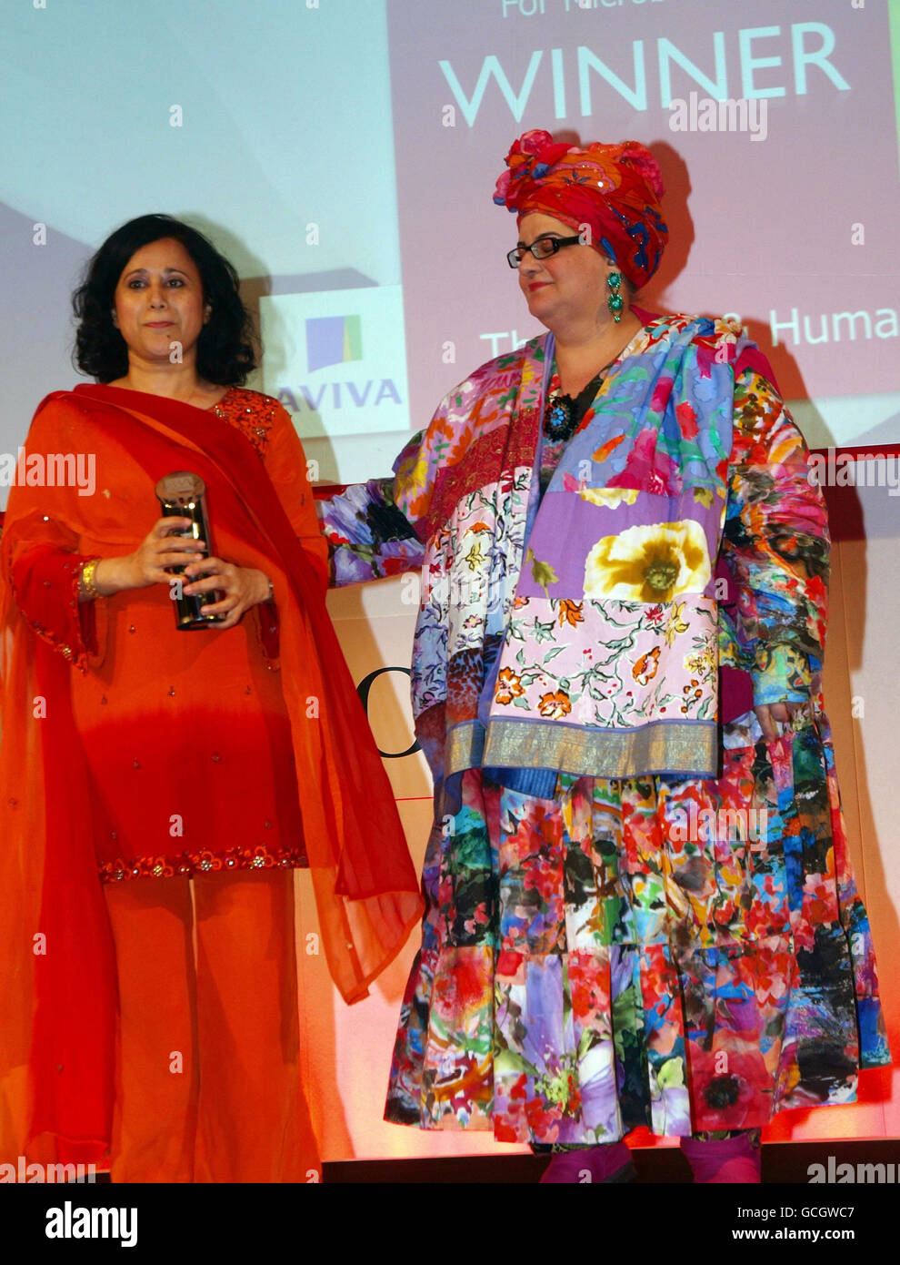 Camila Batmunghelidjh (rechts) überreicht Yasmin Halima den „Social and ...