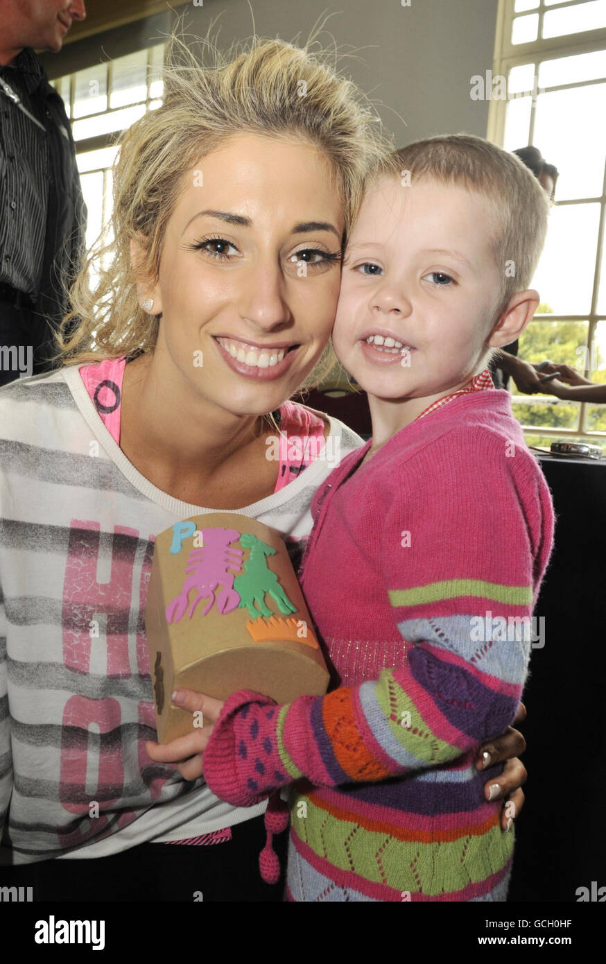 Die dreijährige Poppy De'ath sitzt mit der Sängerin Stacey Solomon im ...