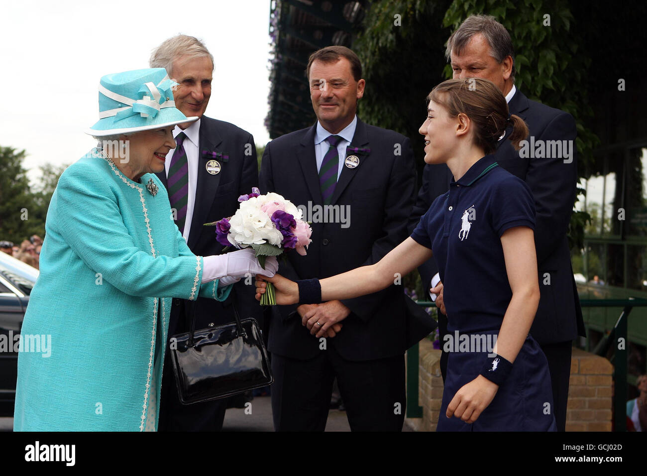 Queen Elizabeth II erhält einen Blumenstrauß von der Ballin Marianna ...