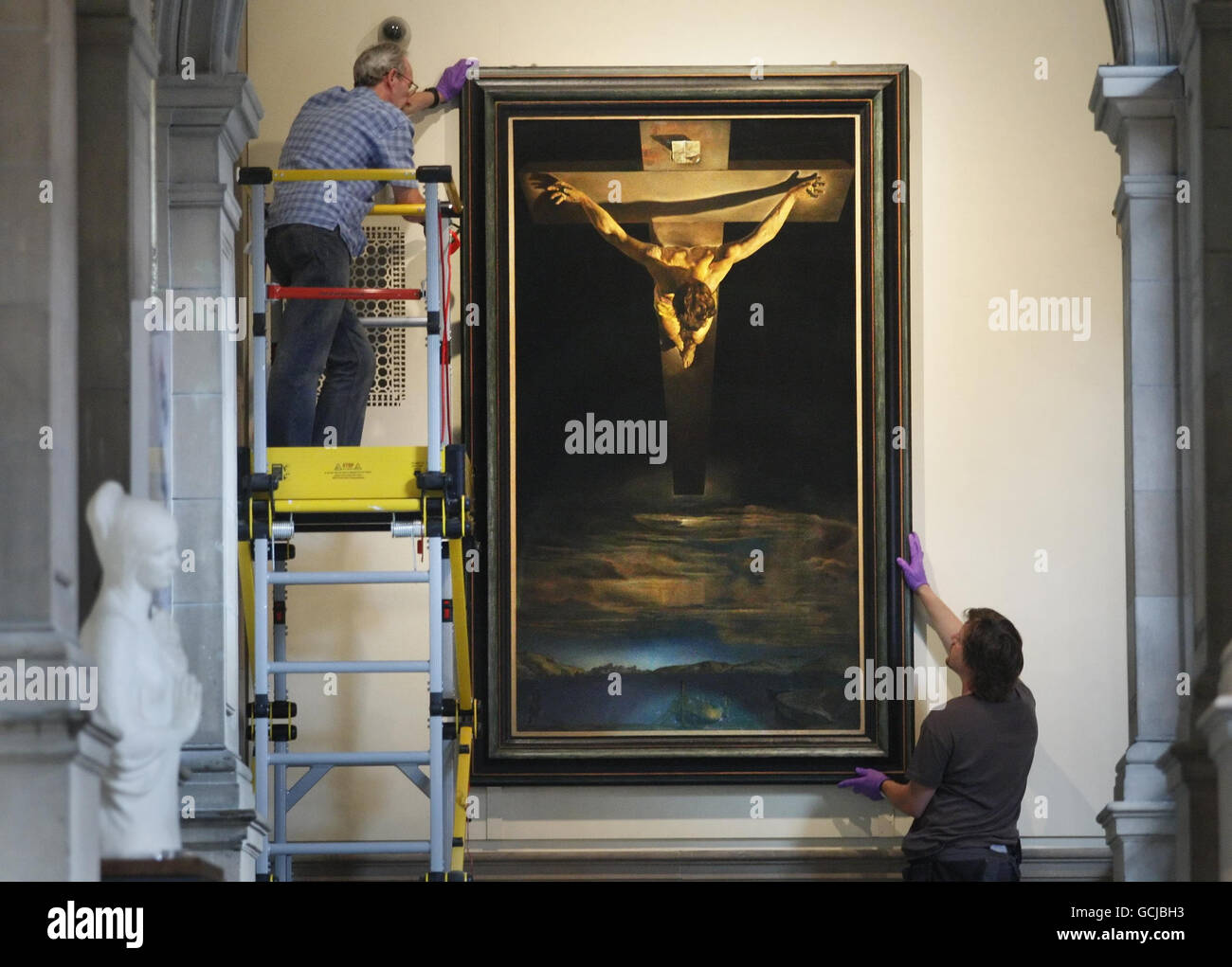Der Christus des heiligen Johannes vom Kreuz, ein Gemälde von Salvador Dali, wird aus der ...