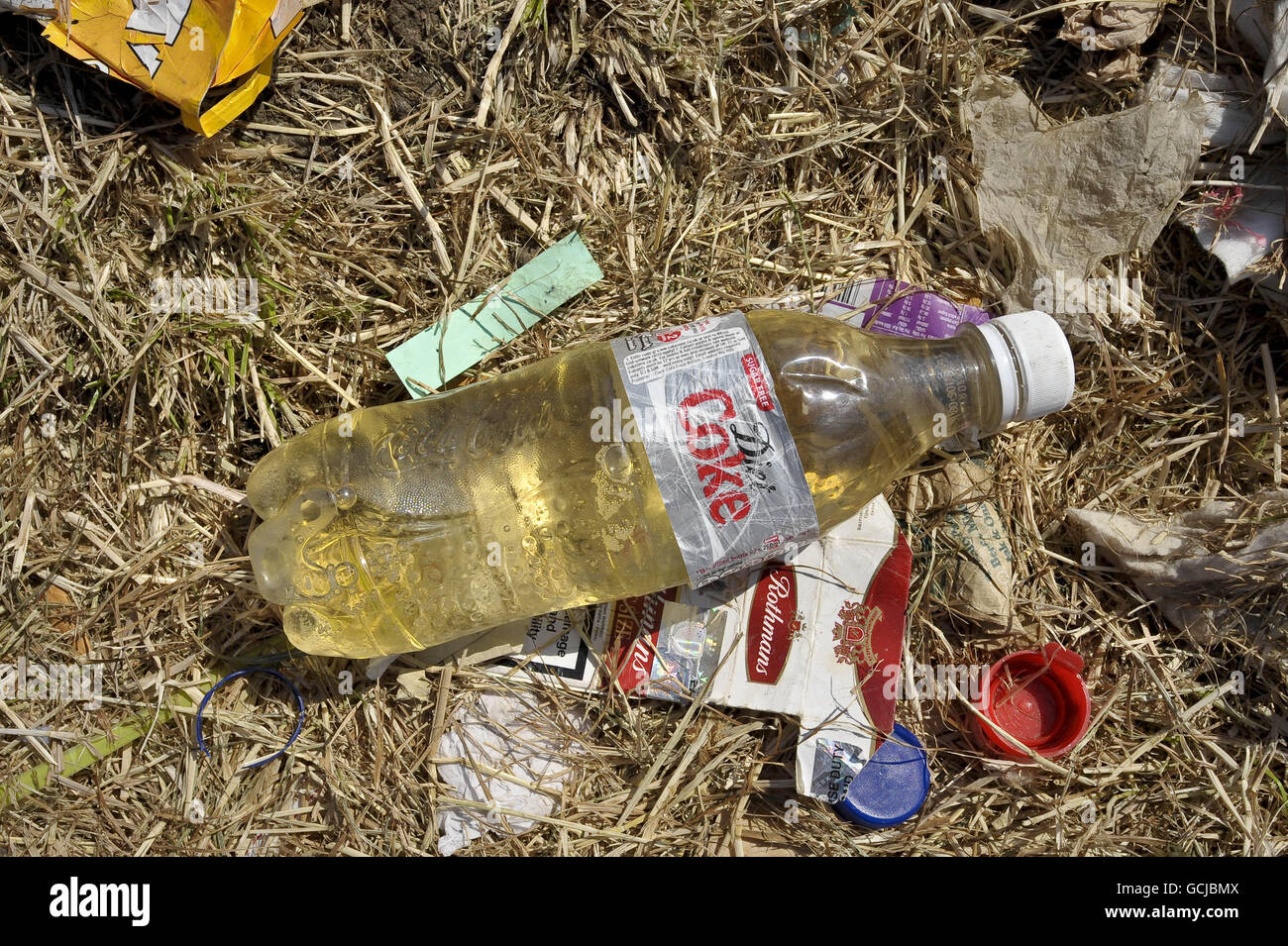 Eine Flasche Urin, die zurückgelassen wurde, als die Säuberungsaktion ...