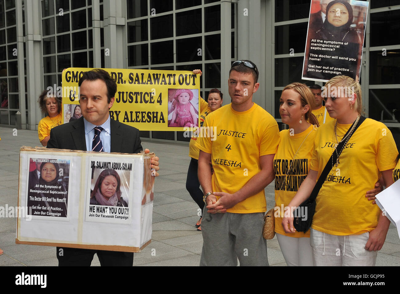 Bei der abgabe einer petition an ben jones -Fotos und -Bildmaterial in ...