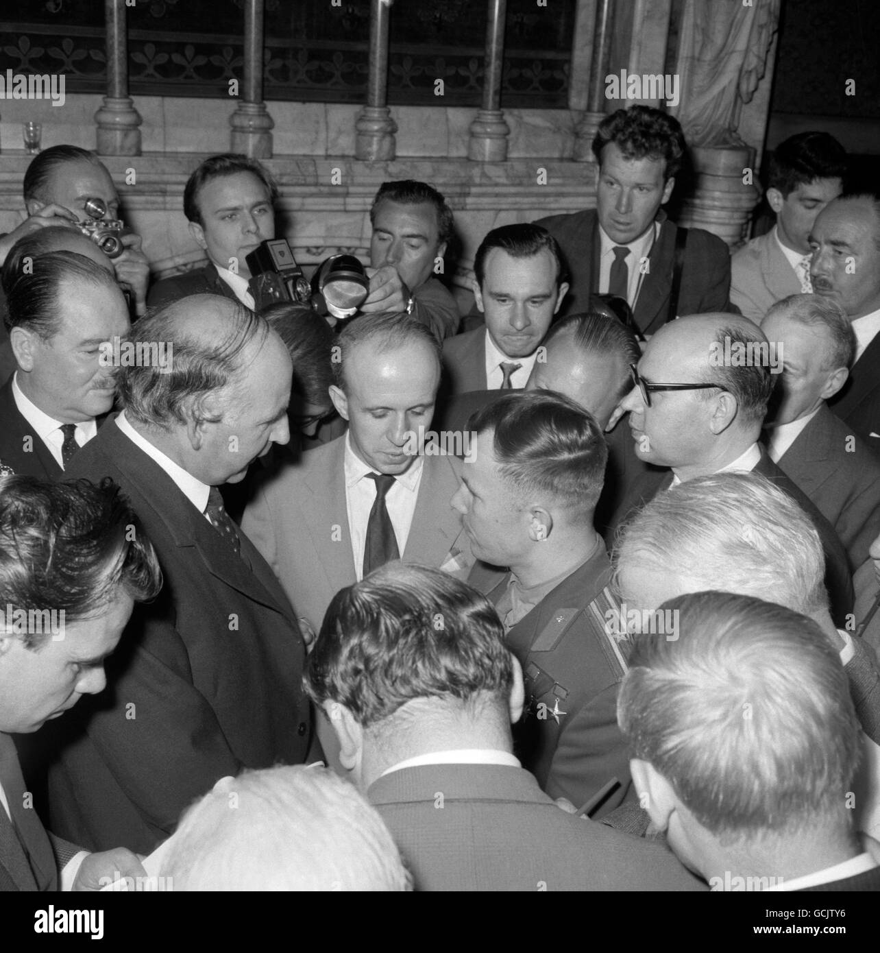 Russischer kosmonaut major yuri gagarin center -Fotos und -Bildmaterial in hoher Auflösung – Alamy