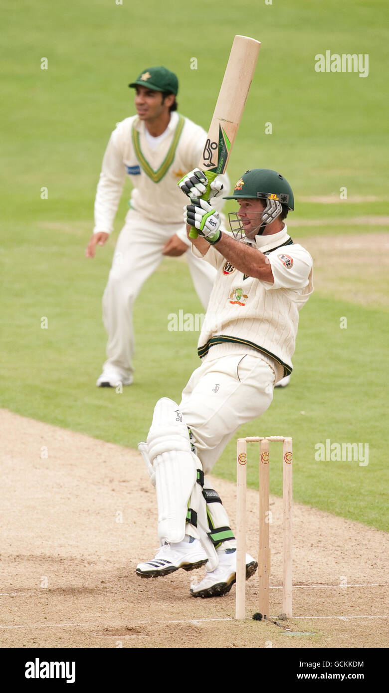 Der australische Kapitän Ricky Ponting Fledermäuse wurde vom ...