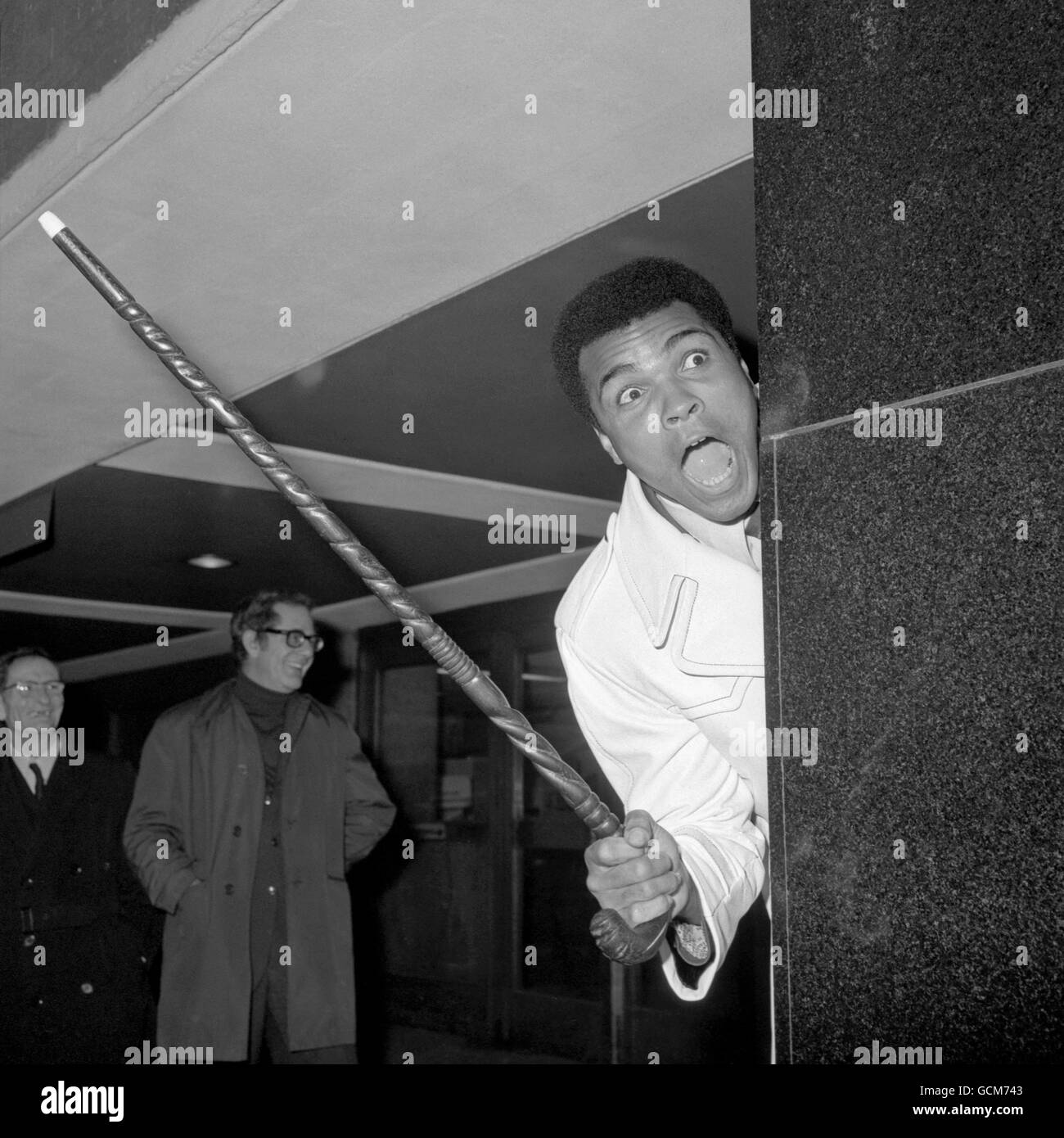 Muhammad Ali schaut sich um, wie er am Flughafen Heathrow begrüßt wird ...