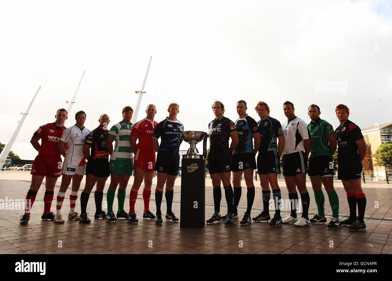 Links-rechts, Matthew Rees von Club Captain Llanelli Scarlets, Bryn ...