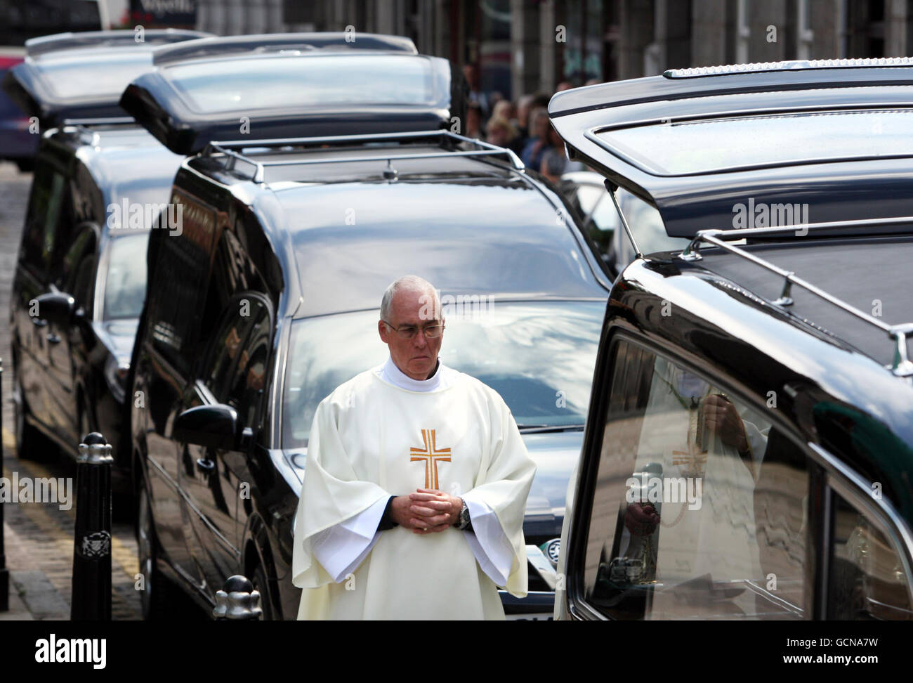Beerdigung eines priesters -Fotos und -Bildmaterial in hoher Auflösung ...