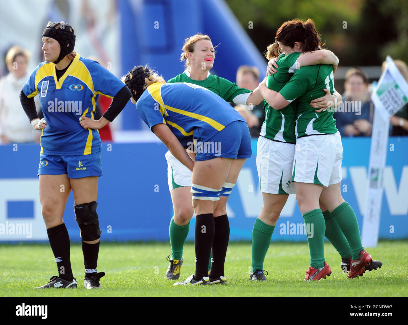 Irland eliza feiert scoring try world cup surrey sportpark -Fotos und ...