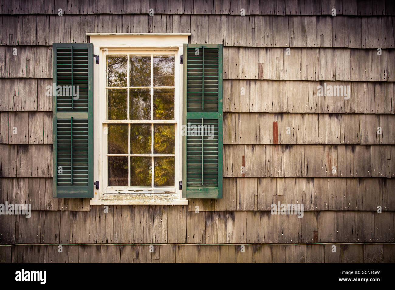 Details zu Hause Fassade mit Fenster, Fensterläden und hölzerne Zeder ...