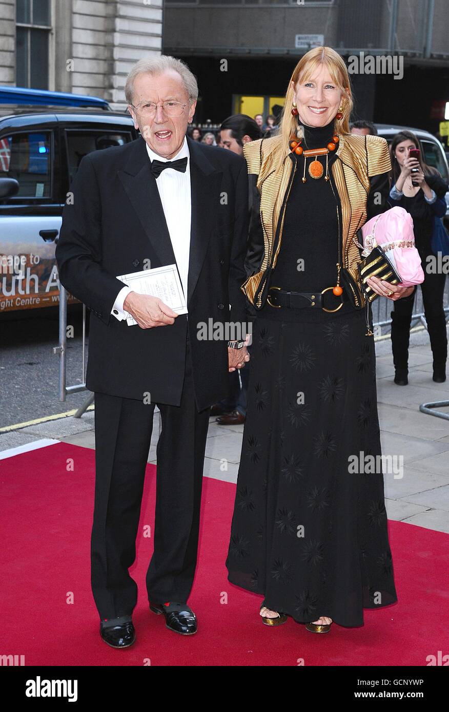 Sir David Frost und seine Frau Lady Carina Fitzalan-Howard bei den GQ ...