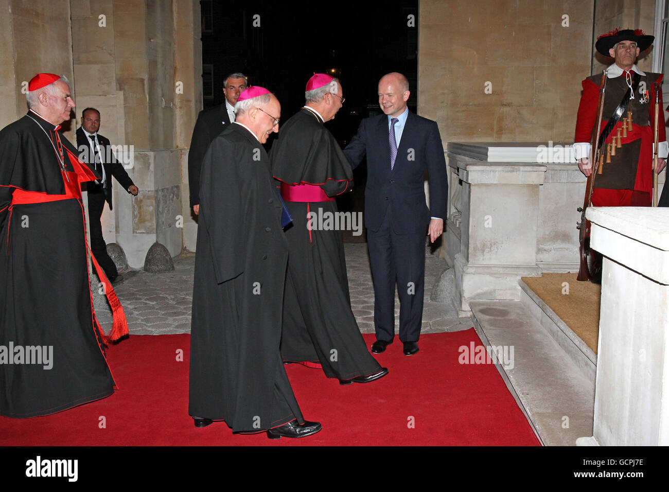 Kardinal tarcisio bertone -Fotos und -Bildmaterial in hoher Auflösung – Alamy