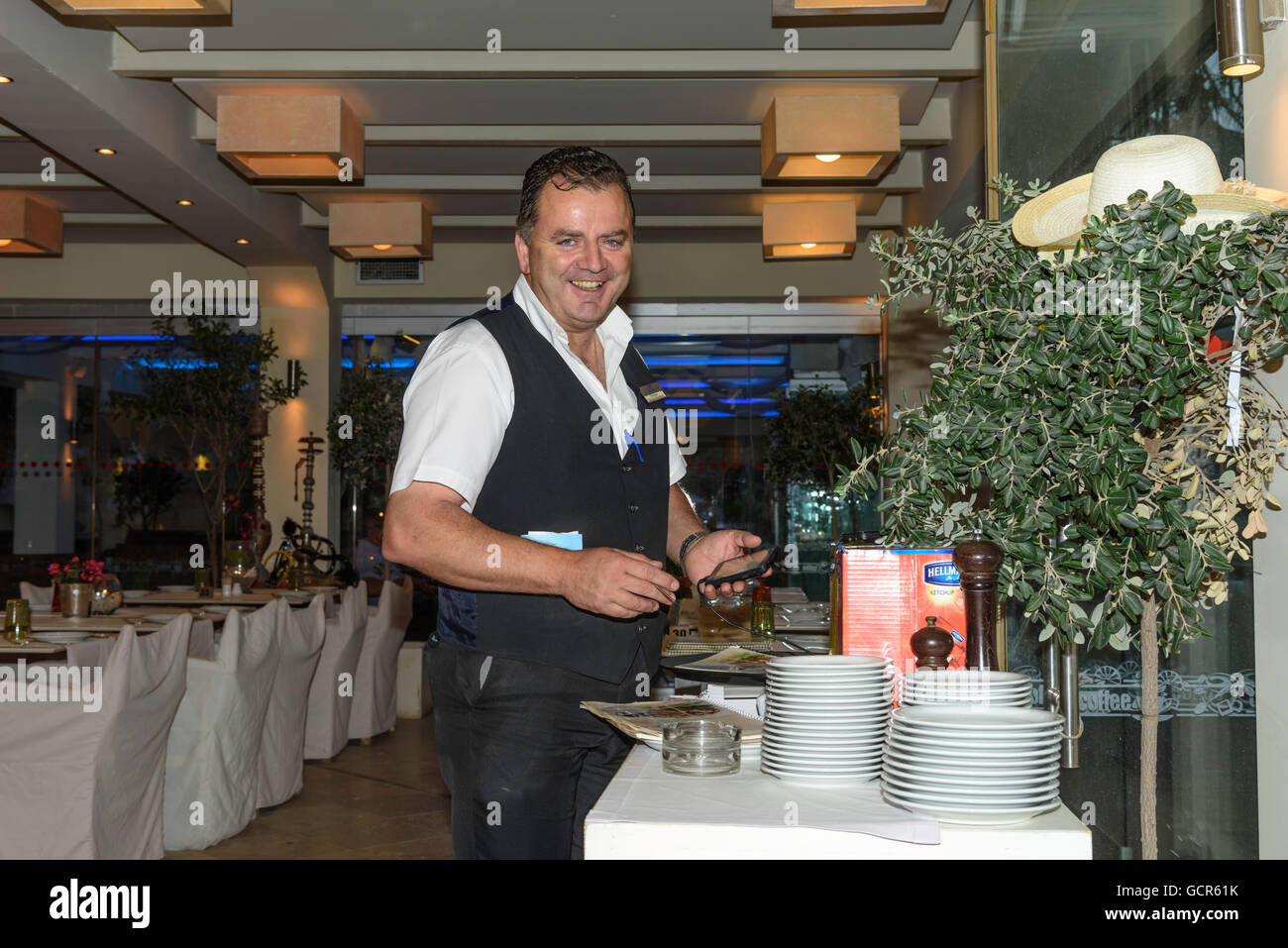 Kellner im restaurant -Fotos und -Bildmaterial in hoher Auflösung – Alamy