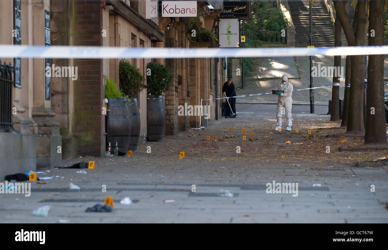 Polizeiforensische Beamte am Tatort in der Packer Street in Rochdale ...