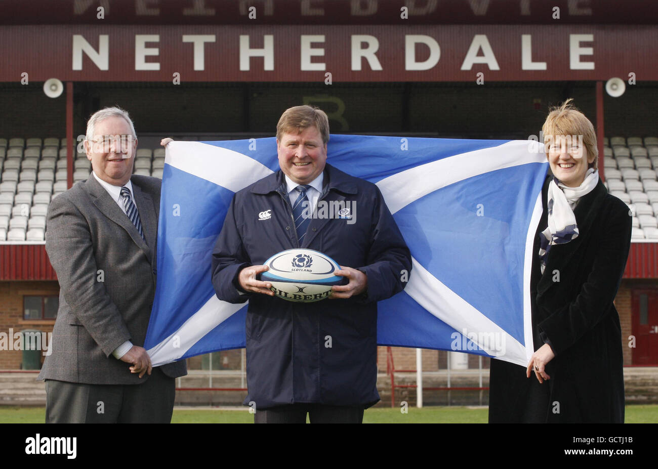 Das schottische Rugby-Ratsmitglied John Davidson (Mitte) mit den ...