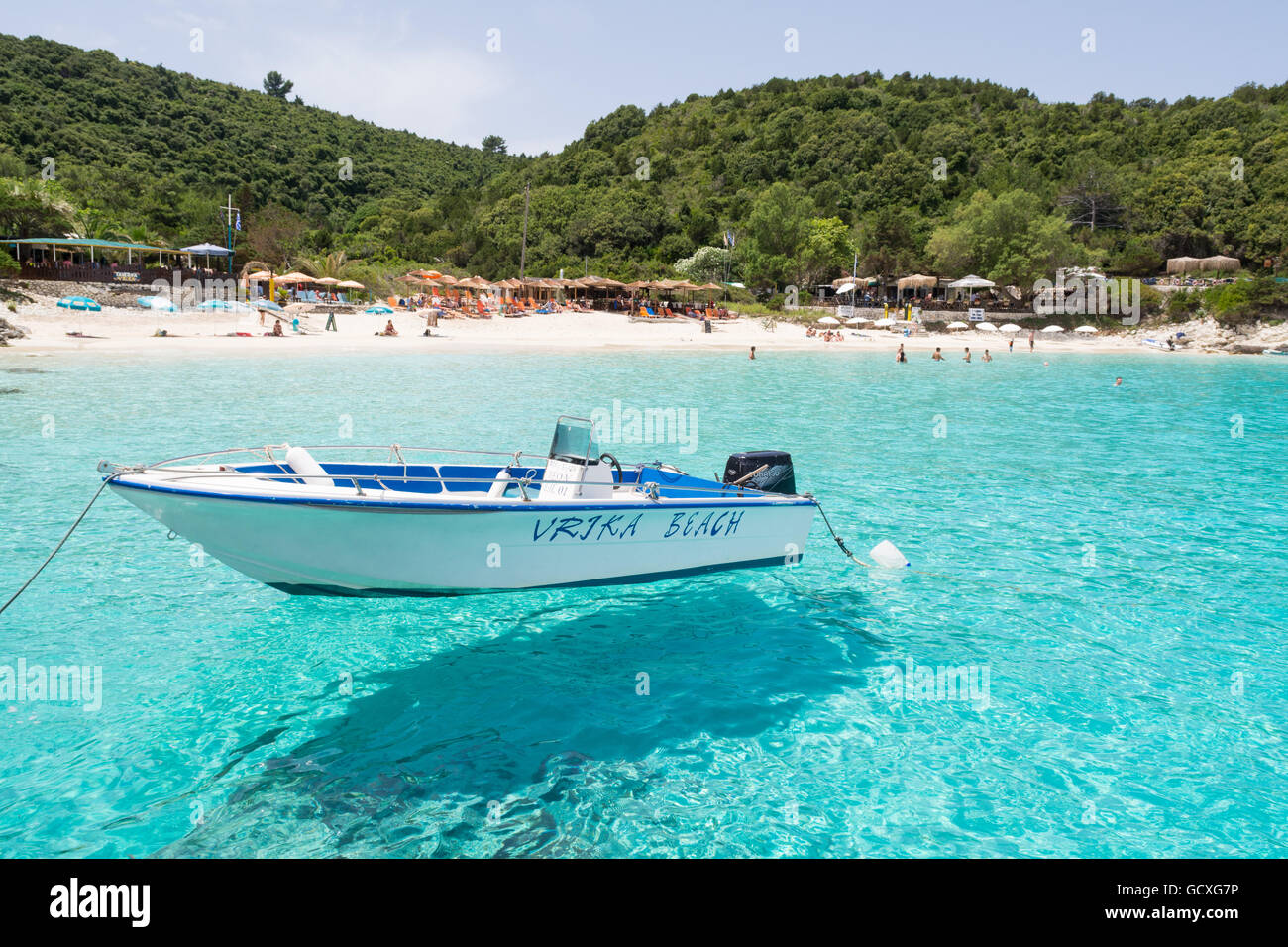 Vrika Strand, AntiPaxos, Griechenland - kleines Boot vor Anker in den ...
