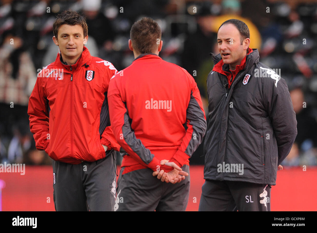 Fulham kitman mark harrison rechts -Fotos und -Bildmaterial in hoher ...