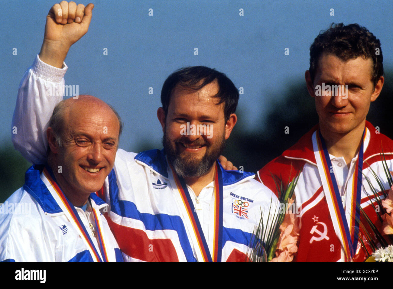 Der britische Malcolm Cooper hebt bei einem Siegergruß auf dem ...