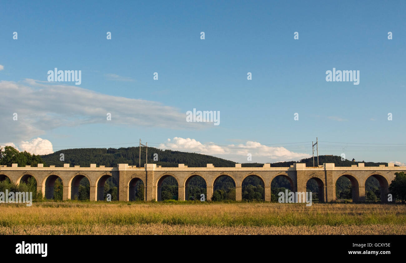 Jezernice Eisenbahn-Viadukt, 343 Meter langen Eisenbahnbrücke mit 41 ...
