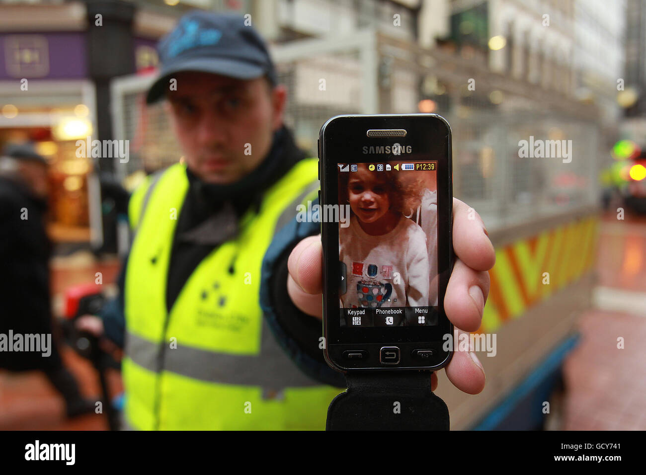 Gerard tobin zeigt bildtochter -Fotos und -Bildmaterial in hoher ...