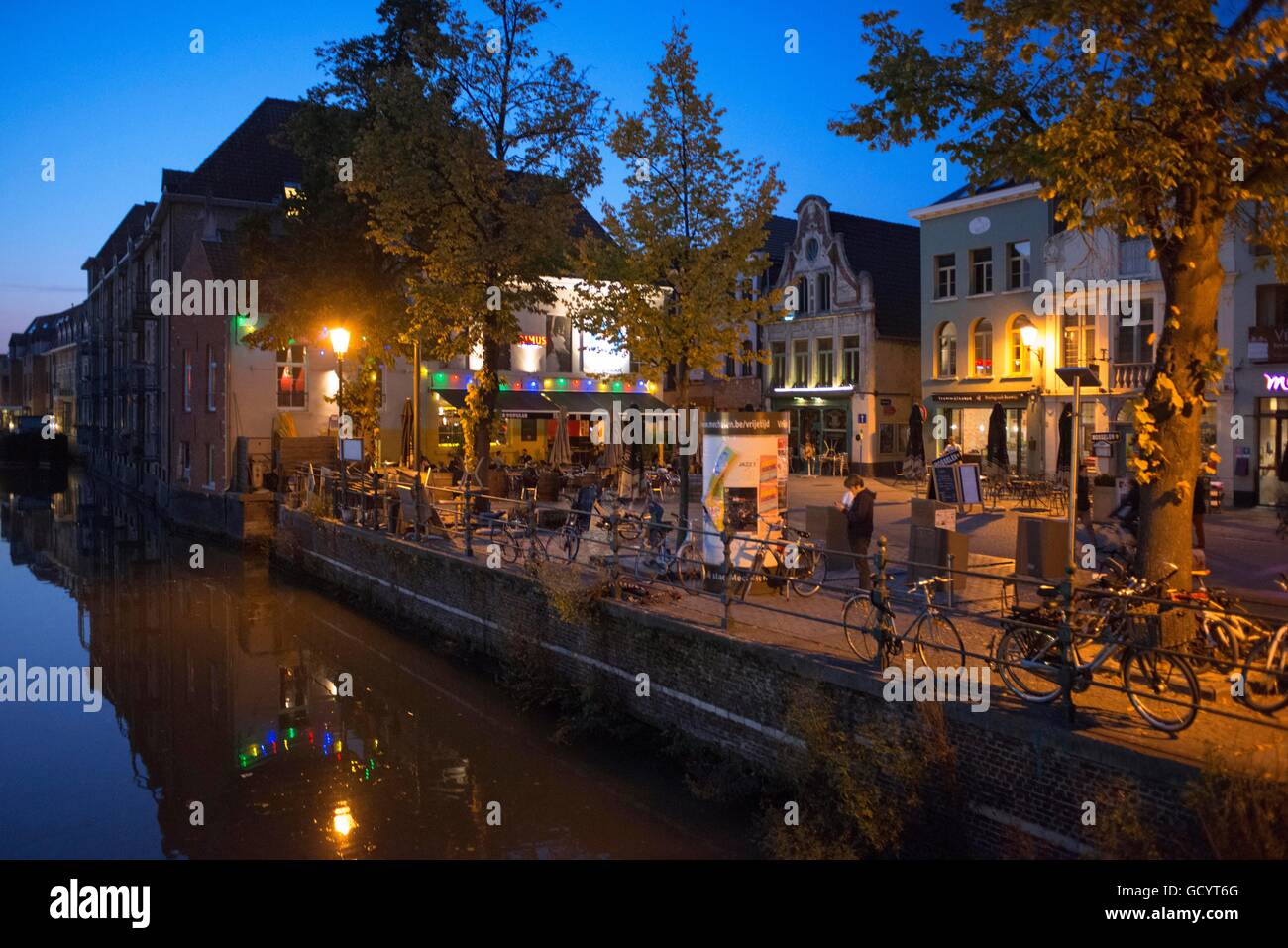 Bars und Restaurant-Terrassen Vismarkt, Mechelen (Malines) in der Nacht ...