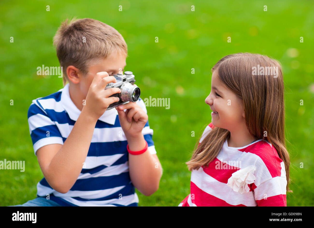 Junge Fotografen. Hübsche kleine Bruder und Schwester spielen mit einer ...
