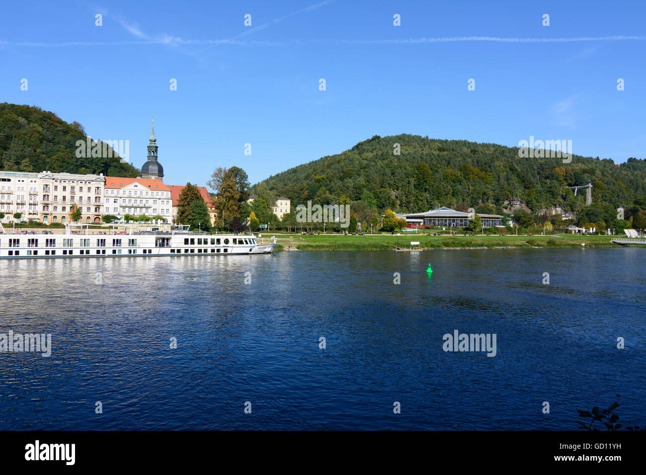 Kreuzfahrtschiff mit Blick auf Bad Schandau Deutschland Sachsen ...
