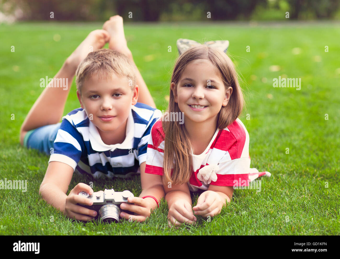 Junge Fotografen. Hübsche kleine Bruder und Schwester spielen mit einer ...