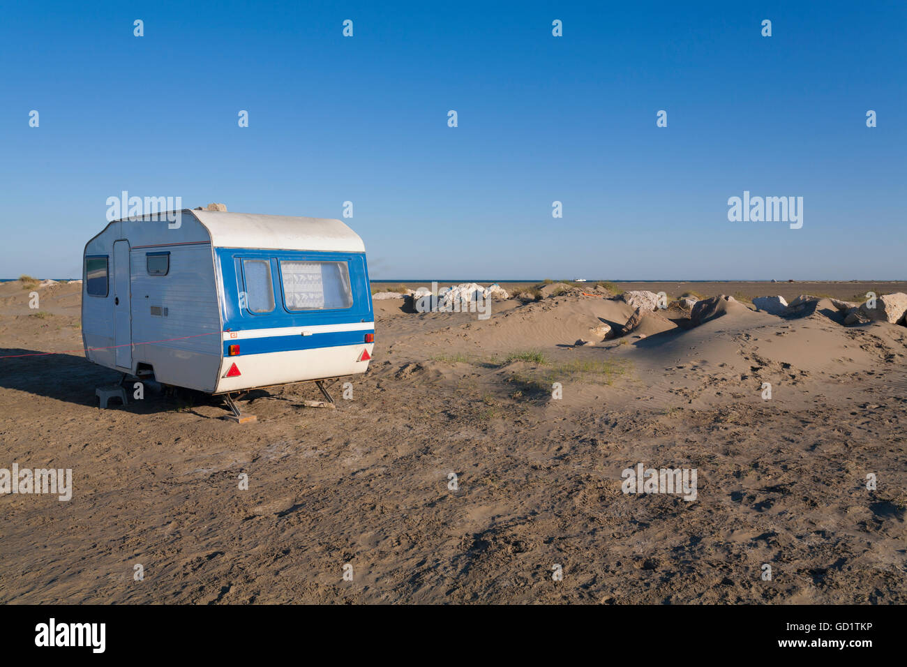 Alten wohnmobil am strand -Fotos und -Bildmaterial in hoher Auflösung ...