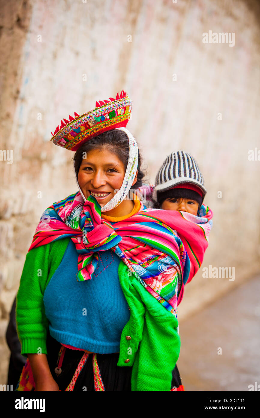 Traditionelle peruanische Inka Frau und ihr Kind, Ollantaytambo, Peru ...