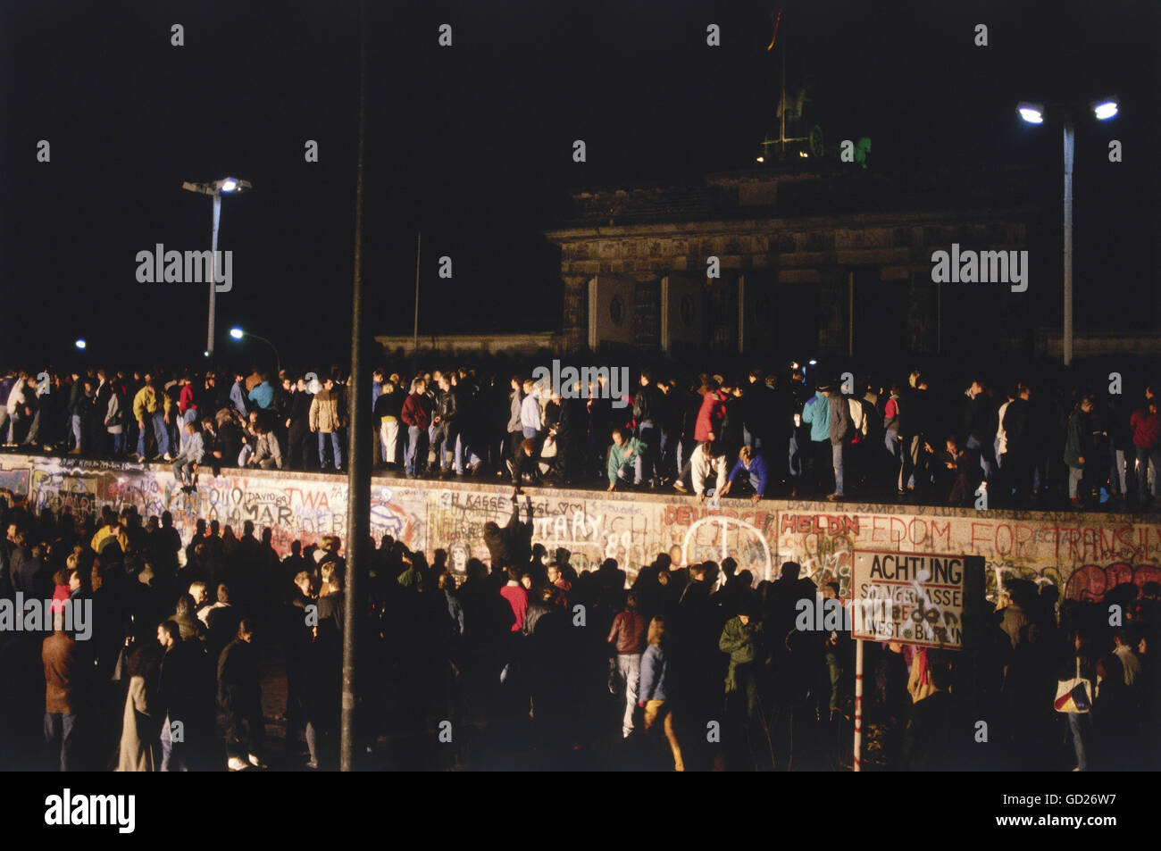 Fall Of Berlin Wall Crowd Stockfotos und -bilder Kaufen - Alamy