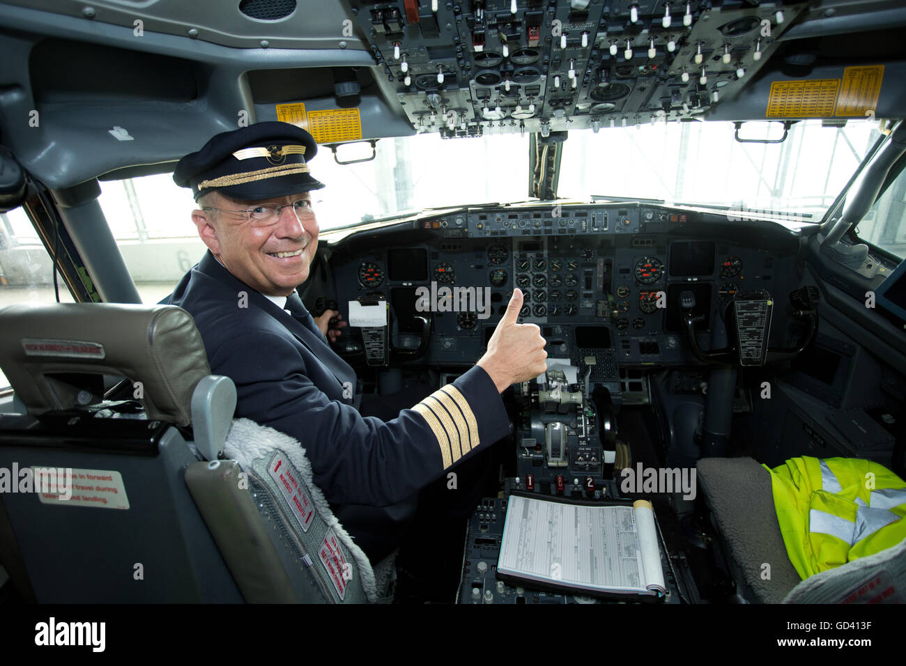 Schönefeld, Deutschland. 12. Juli 2016. Pilot Ulrich Pade sitzen in die ...