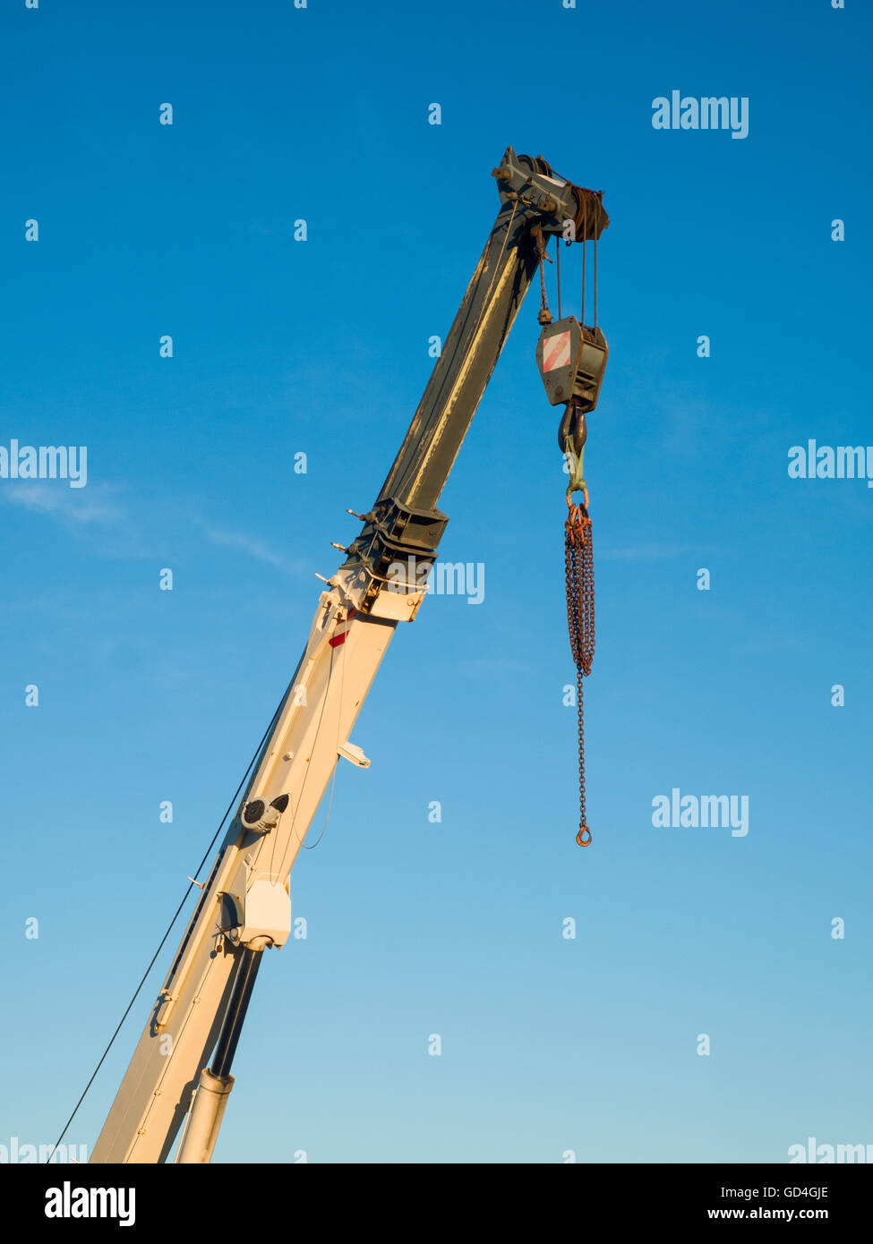 Detail der Teleskopausleger eines LKW montierten Kran mit Ketten an den ...