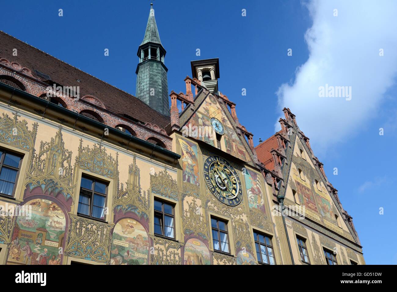 Fassade vom rathaus mit astronomischem uhr -Fotos und -Bildmaterial in ...