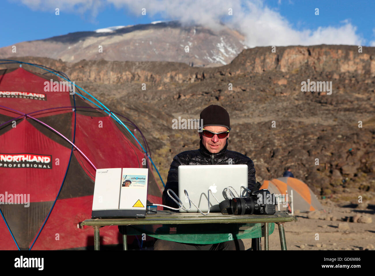 Ein Wanderer wird von seinem Facebook-Blog auf einem Campingplatz auf ...