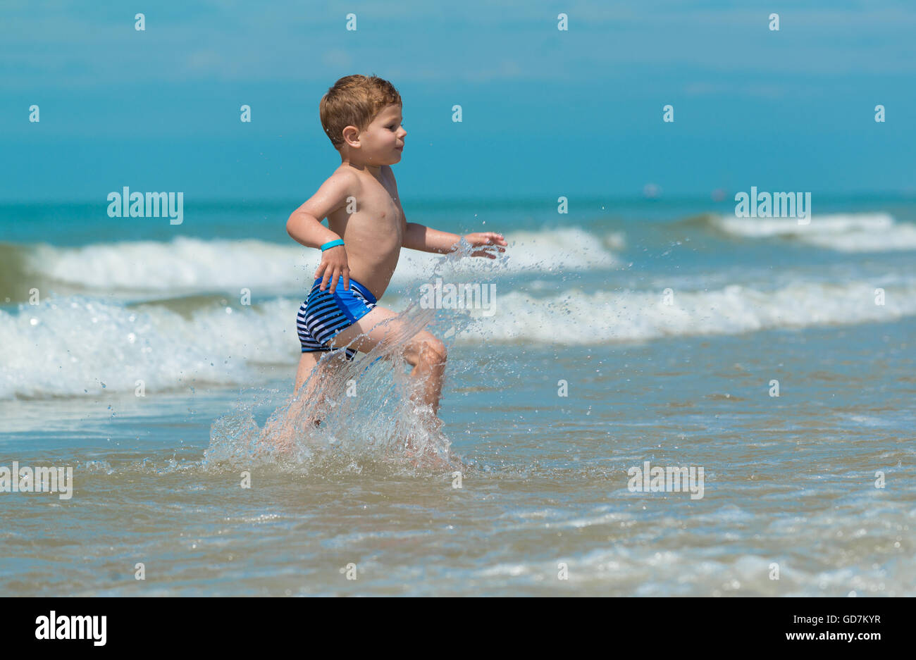 Kleiner junge im ozean -Fotos und -Bildmaterial in hoher Auflösung – Alamy
