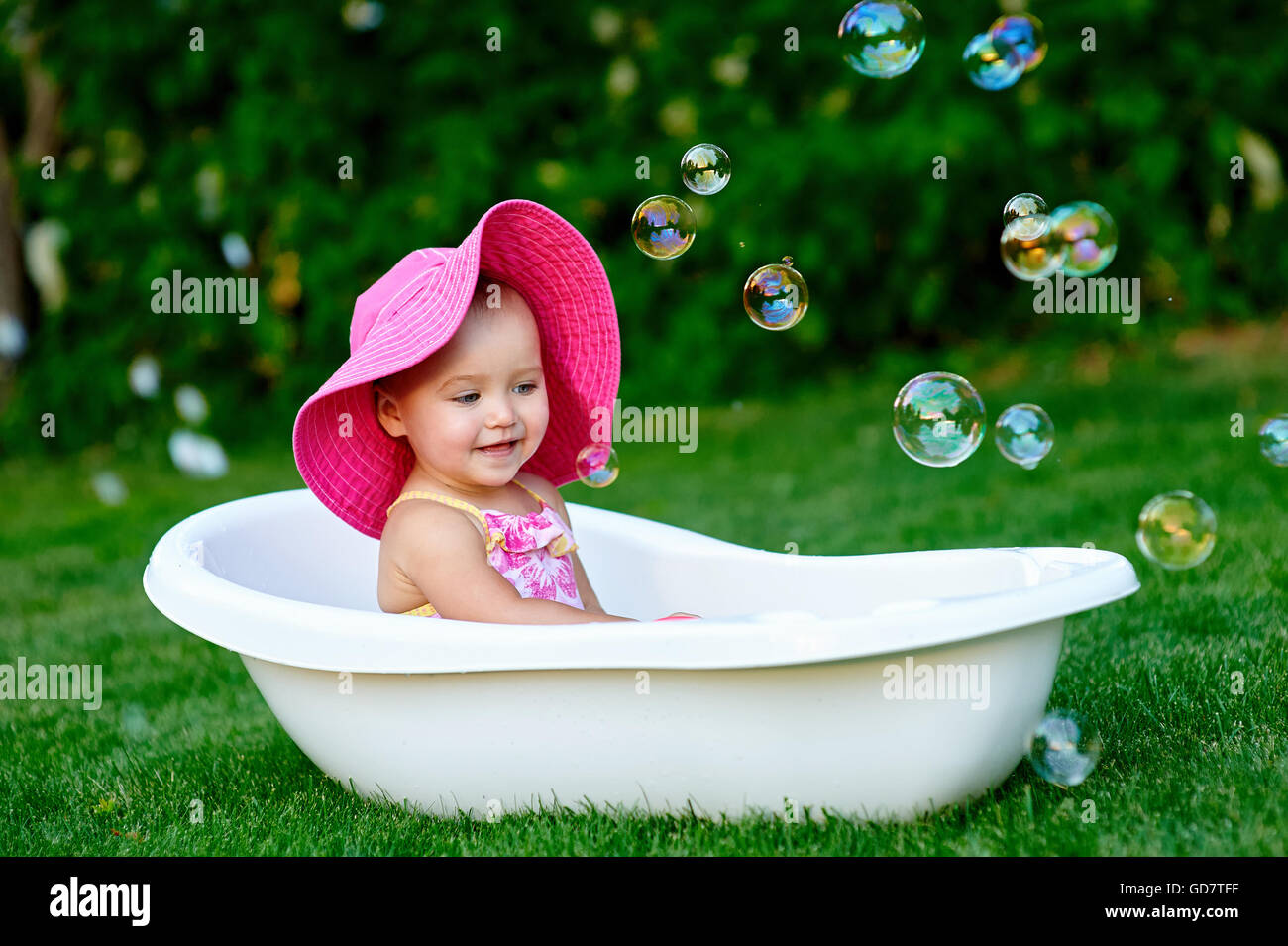 Baby madchen badet in badewanne -Fotos und -Bildmaterial in hoher ...