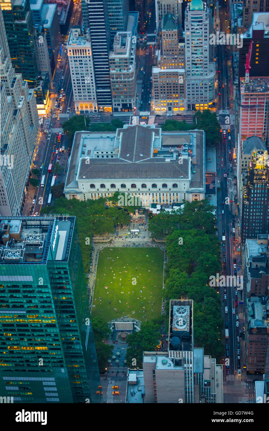 Bryant Park ist ein 9.603 Hektar großen öffentlichen Park im New Yorker ...