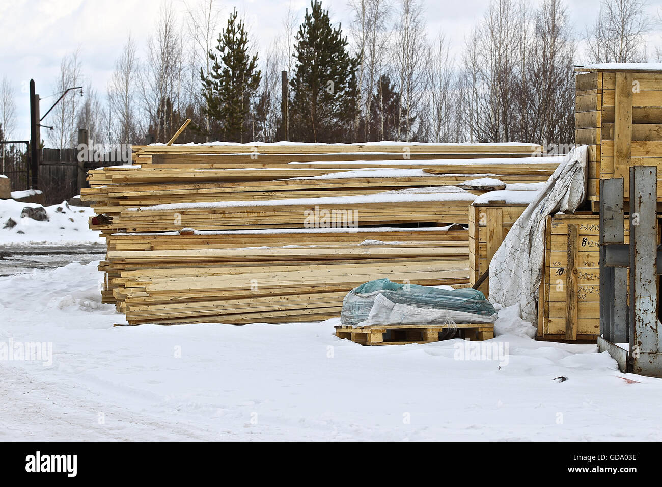 Holzbohlen für Verpackung der fertigen Produkte am Standort ...