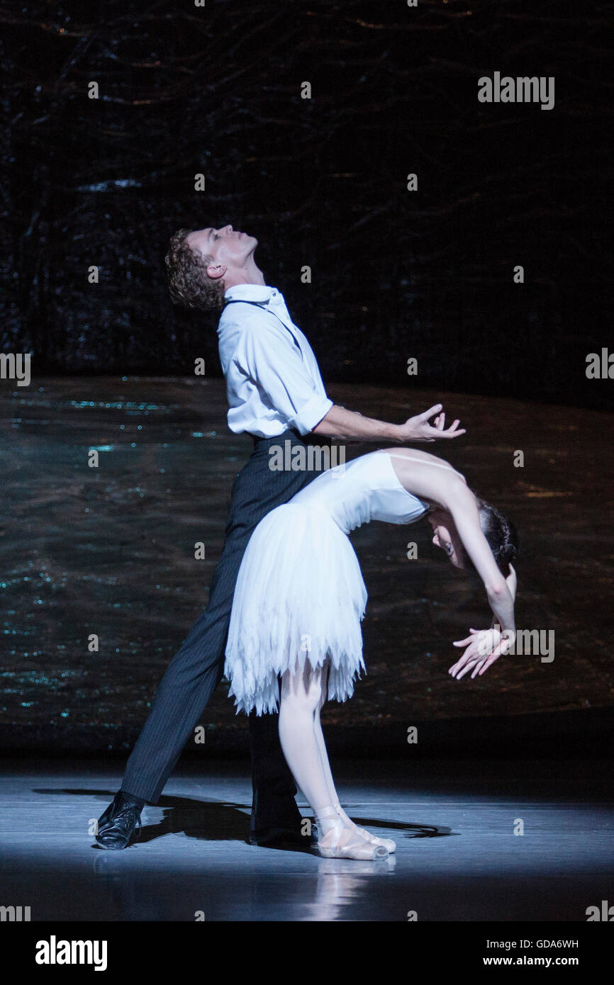 London, UK. 13. Juli 2016. Amber Scott als Odette und Adam Stier als ...